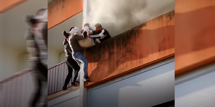 Jóvenes sin equipo de seguridad rescatan a abuelito de incendio