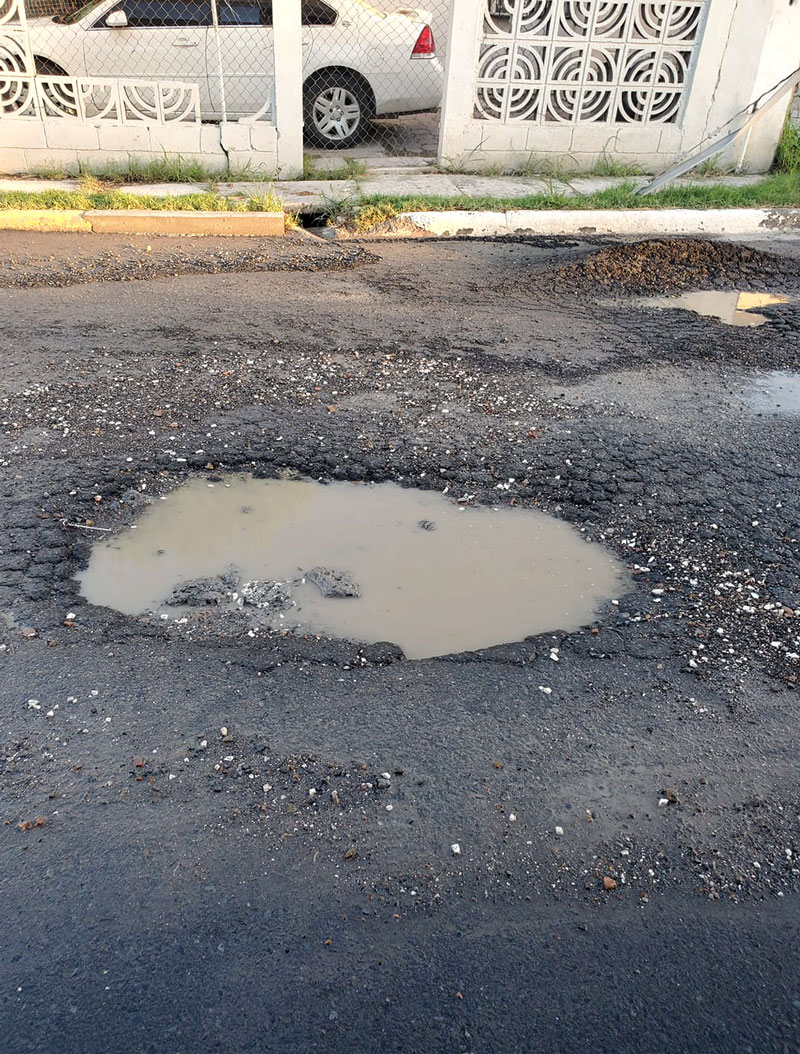 Calle recién pavimentada, le salen baches a los 3 meses de su inauguración